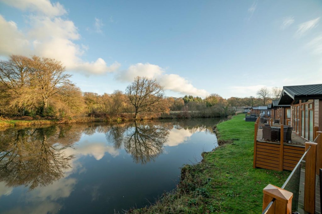 Lake Front Lodge | 3 Bedroom with Hot Tub | Lakeview Manor