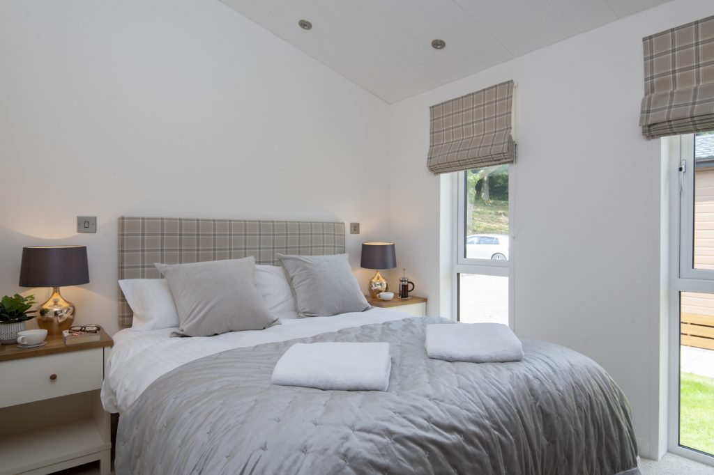 Lake Front Lodge | Sleeps 4 | Pet Friendly | Lakeview Manor