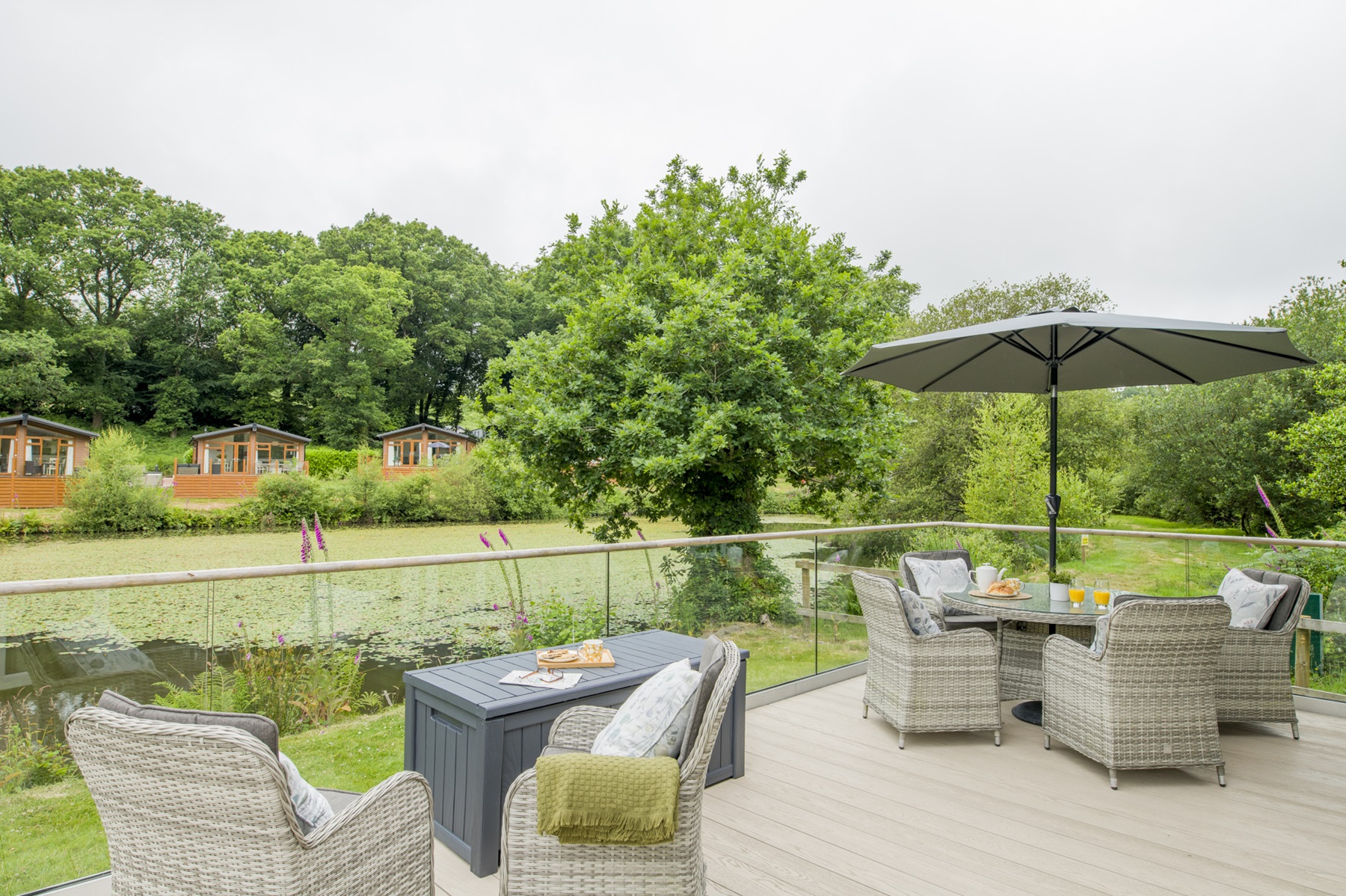 Lake Front Lodge | Sleeps 4 | Pet Friendly | Lakeview Manor